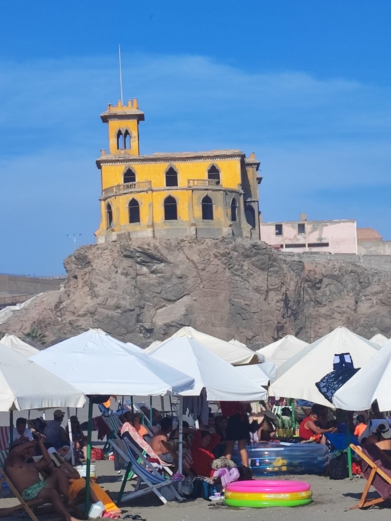 El ocaso del Castillo Forga de Mollendo (Fotorreportaje) - Plaza Tomada