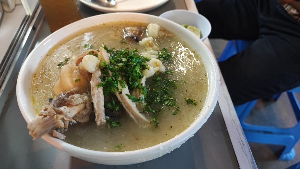 Un noble caldo de pata de res frente al "Mercado Conzac"